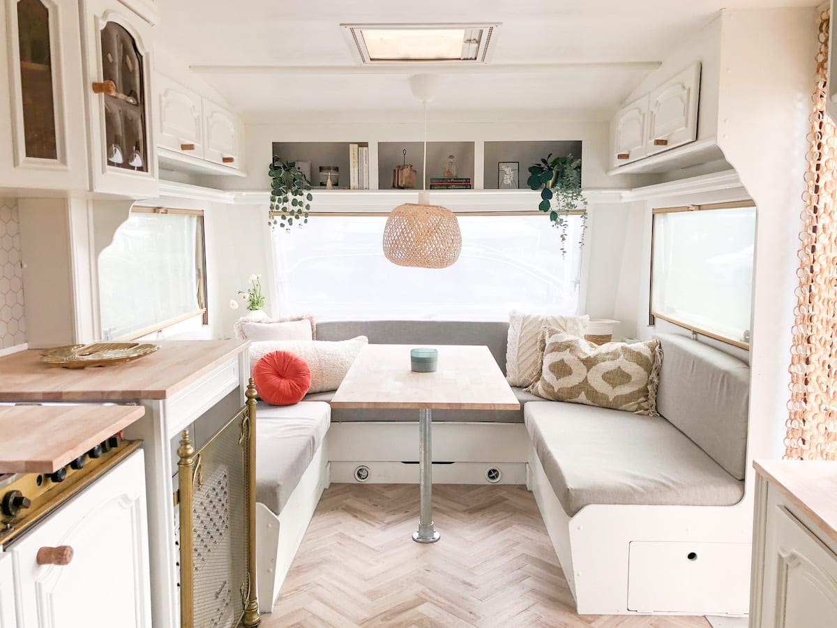 Oude caravan pimpen, bekijk hier de Tabbert caravan make-over